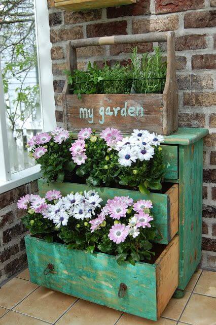 21 Front Porch Decorating Ideas with Recycled Planters - ZuneTalk Green