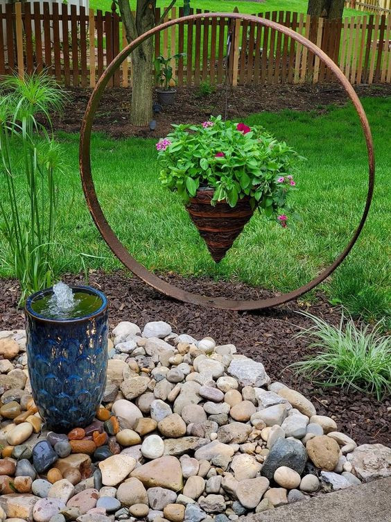 20 Shimmering Garden Ideas That Incorporate Metal Accents In Landscape ...